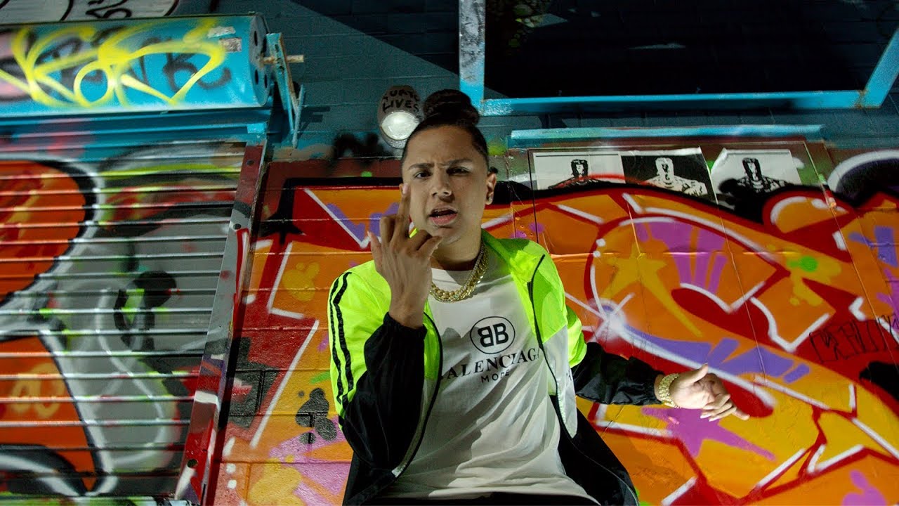 Davis Flow - Me Tienen Que Soportar (Official Music Video) - YouTube