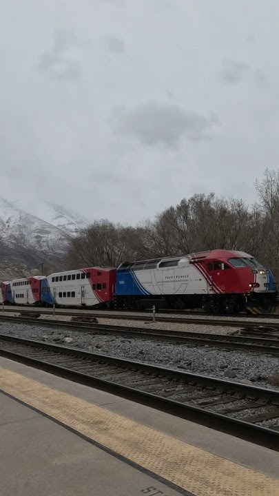 Northbound Uta frontrunner departs Provo with a horn salute - YouTube