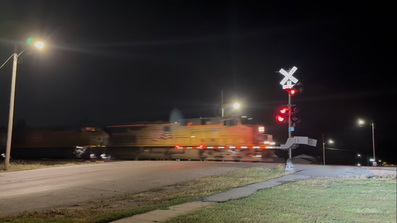 UP 7754 Grain Train w/ DPUs West, 3rd St. Railroad Crossing, Waterloo NE - YouTube