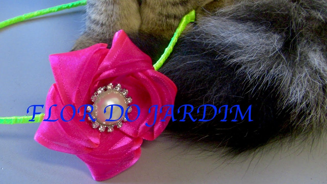 Flor com dobras -DIY-How to Make Ribbon Flowers - YouTube