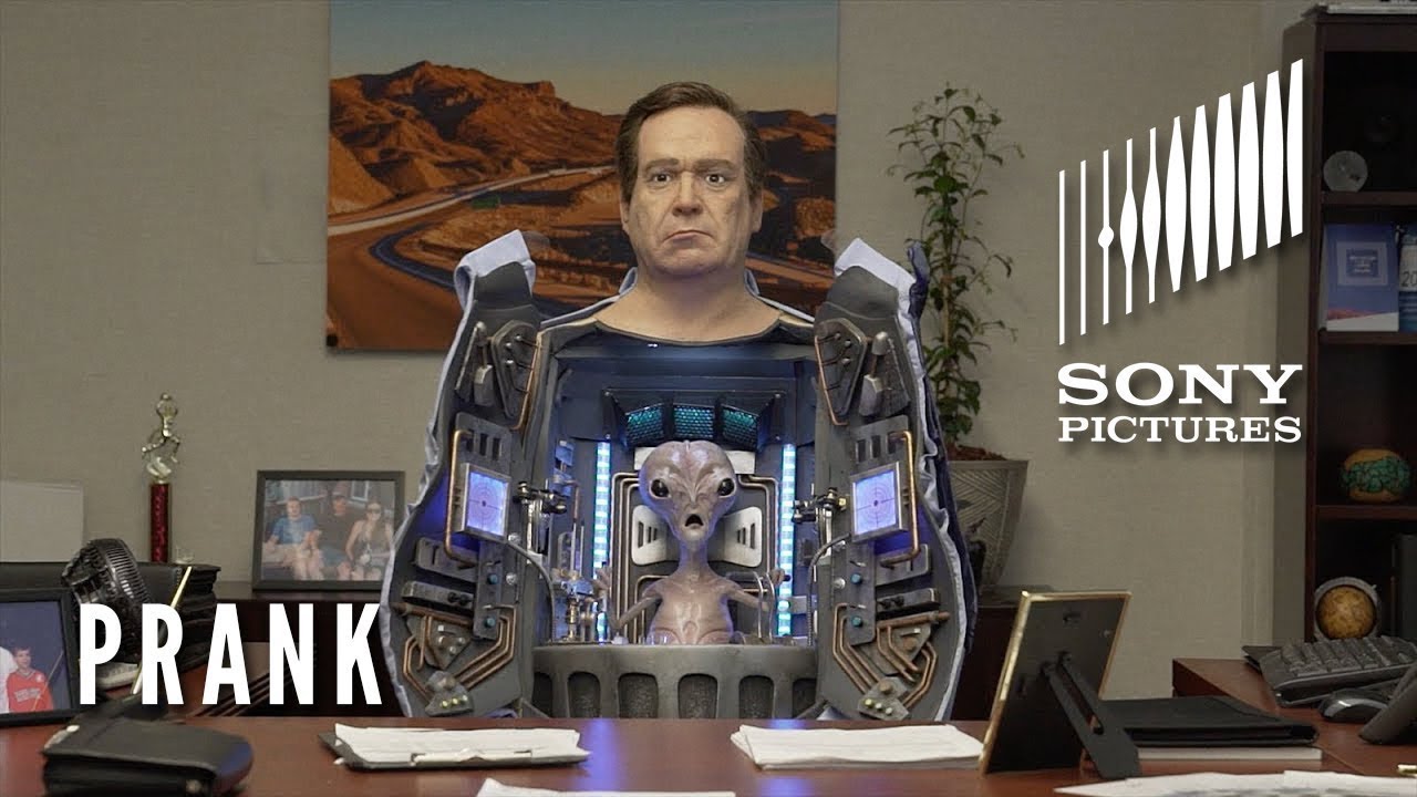 Пранк с пришельцами в автосалоне | Men in Black Alien Prank - YouTube