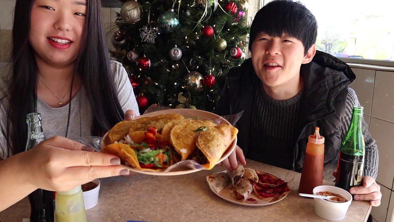 COMER TACOS COMO MEXICANOS - YouTube