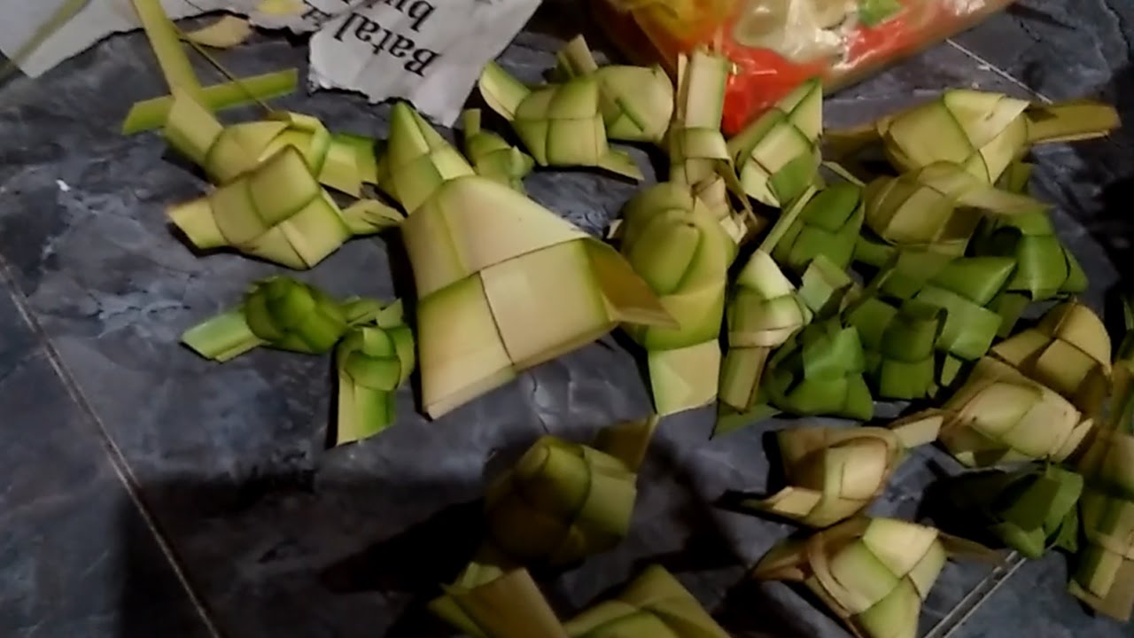 Membuat Tipat Sari - Banten Bali - Balinese Culture - YouTube