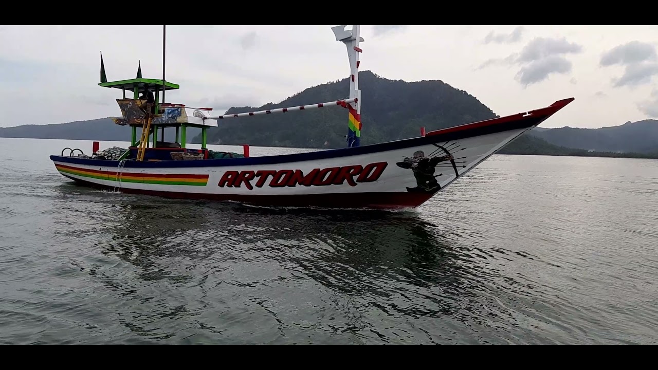 perahu slerek pantai prigi - YouTube