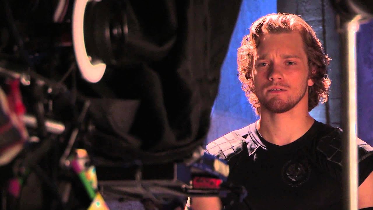 Hunger Games Interview with Shane + Behind The Scenes Footage - YouTube