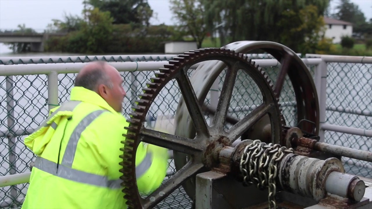 Opening Tainter Gate - YouTube