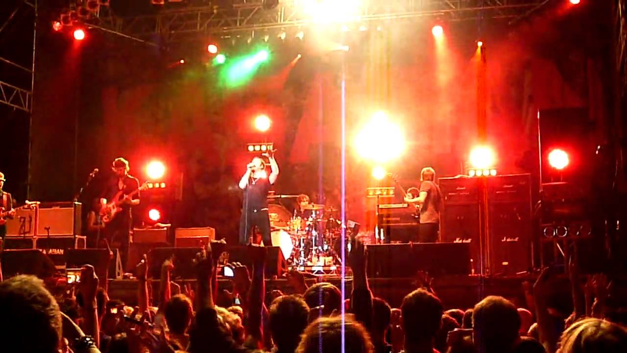 Kasabian - Fire (live in Vienna 8/8/2010) - YouTube