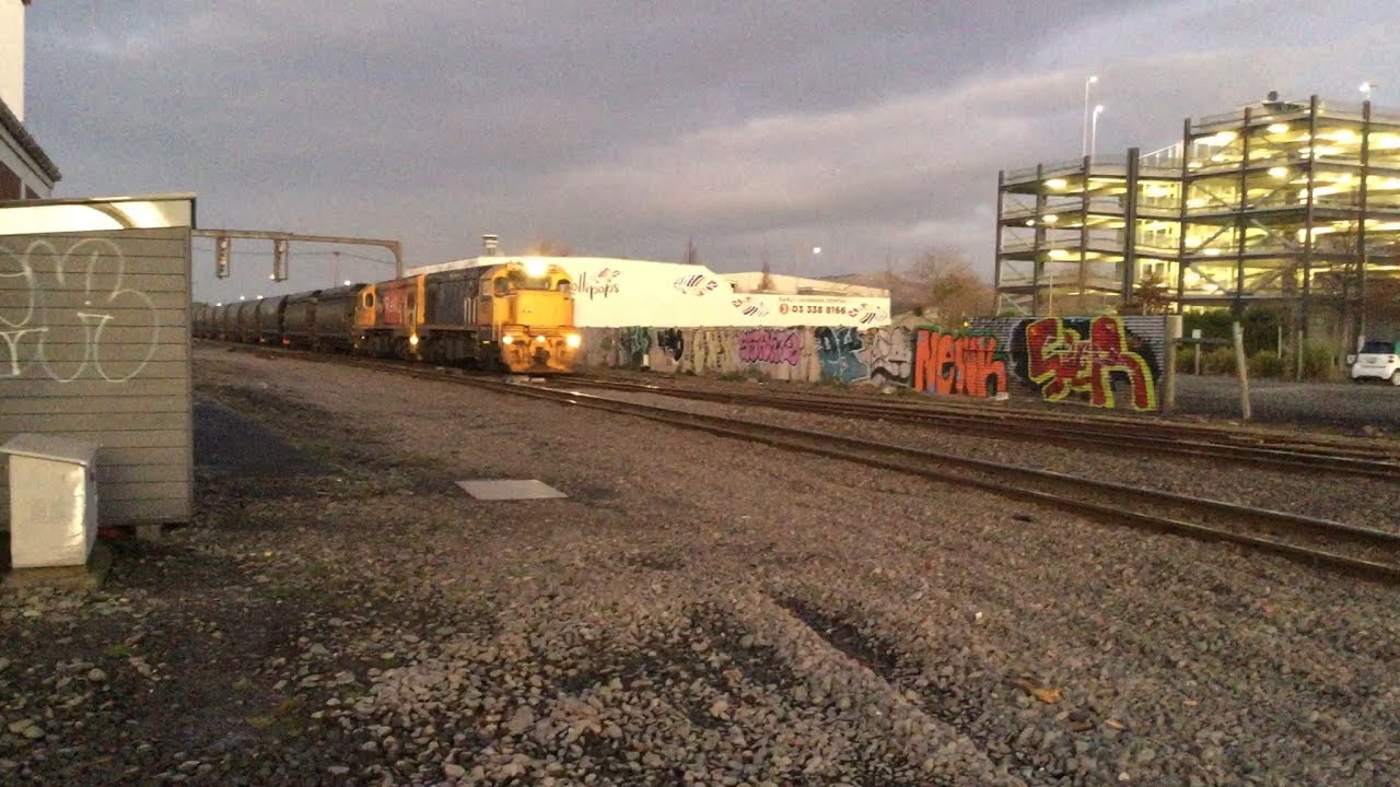 DC 4951 & DC 4323 on train W76F at Lincoln road. - YouTube