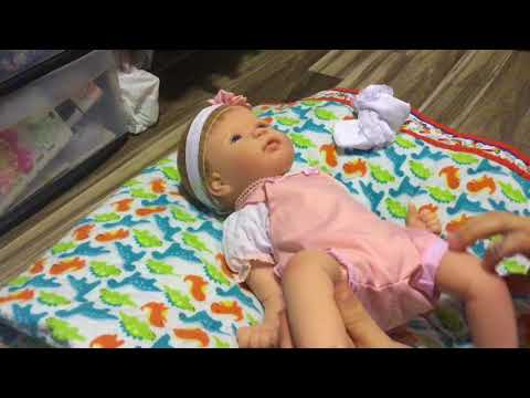 Box opening of Ashton-Drake’s Linda Murray partial silicone doll Ava