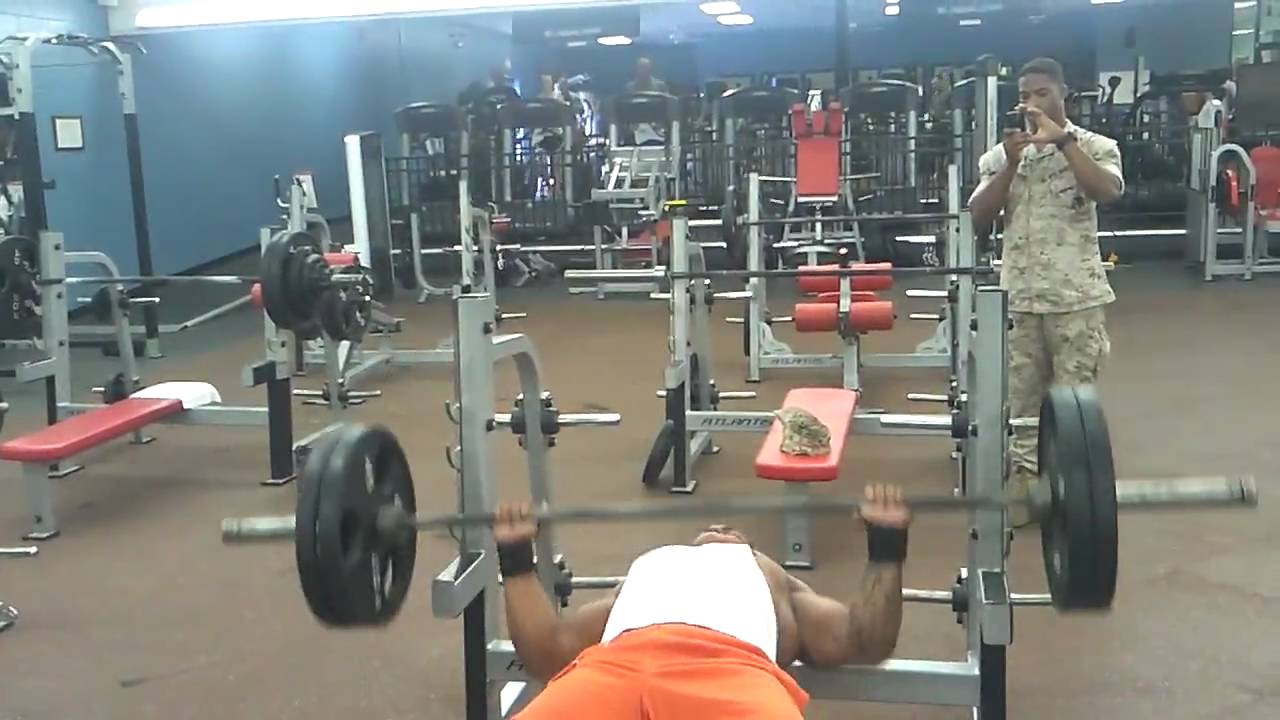 football player will hill bench press 225 30xs - YouTube