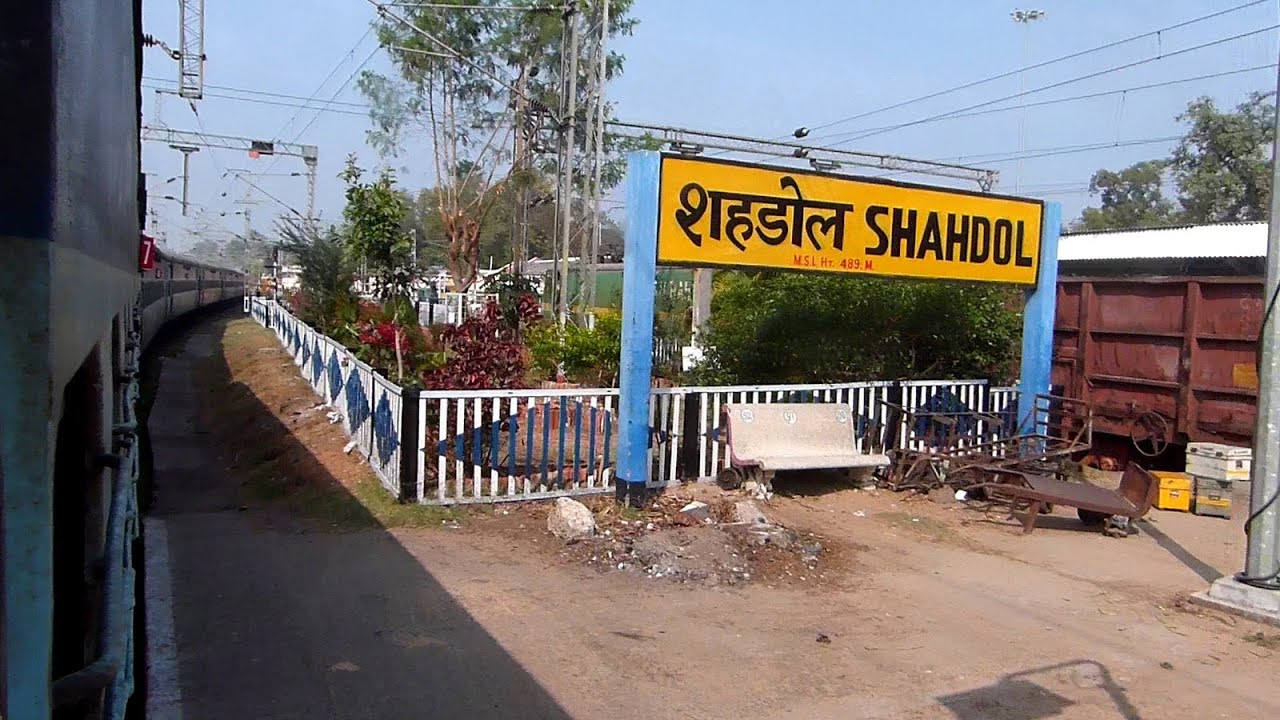 SHAHDOL DEPARTURE | SRC WAP4 SHALIMAR BHUJ EXPRESS - YouTube