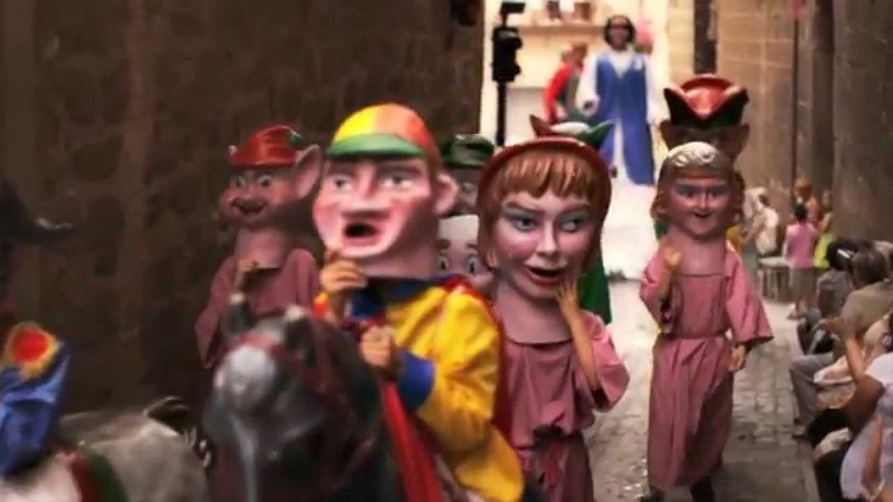 Medieval giants in Toledo: the Corpus Christi procession - YouTube