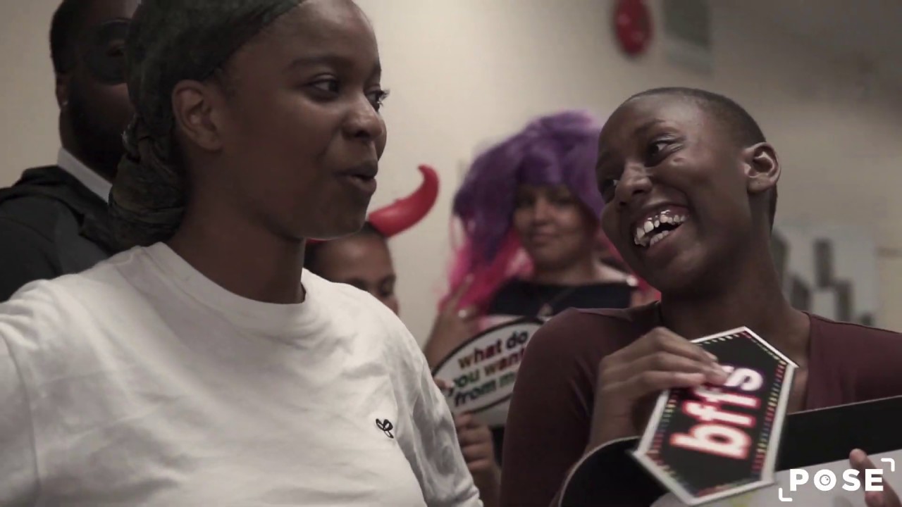 Pose Entertainment Mirror Photo Booth - YouTube