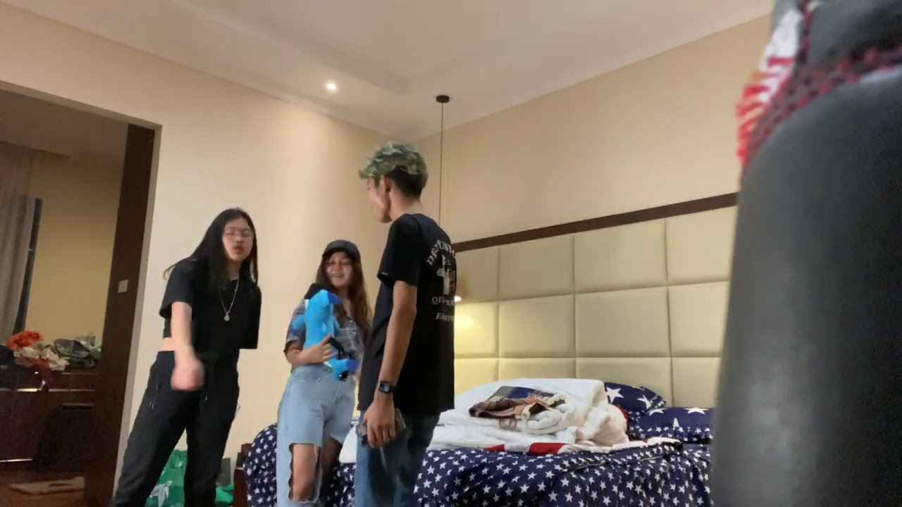 PRANK SEMBUNYIIN BONEKA DINONYA SANDY - YouTube
