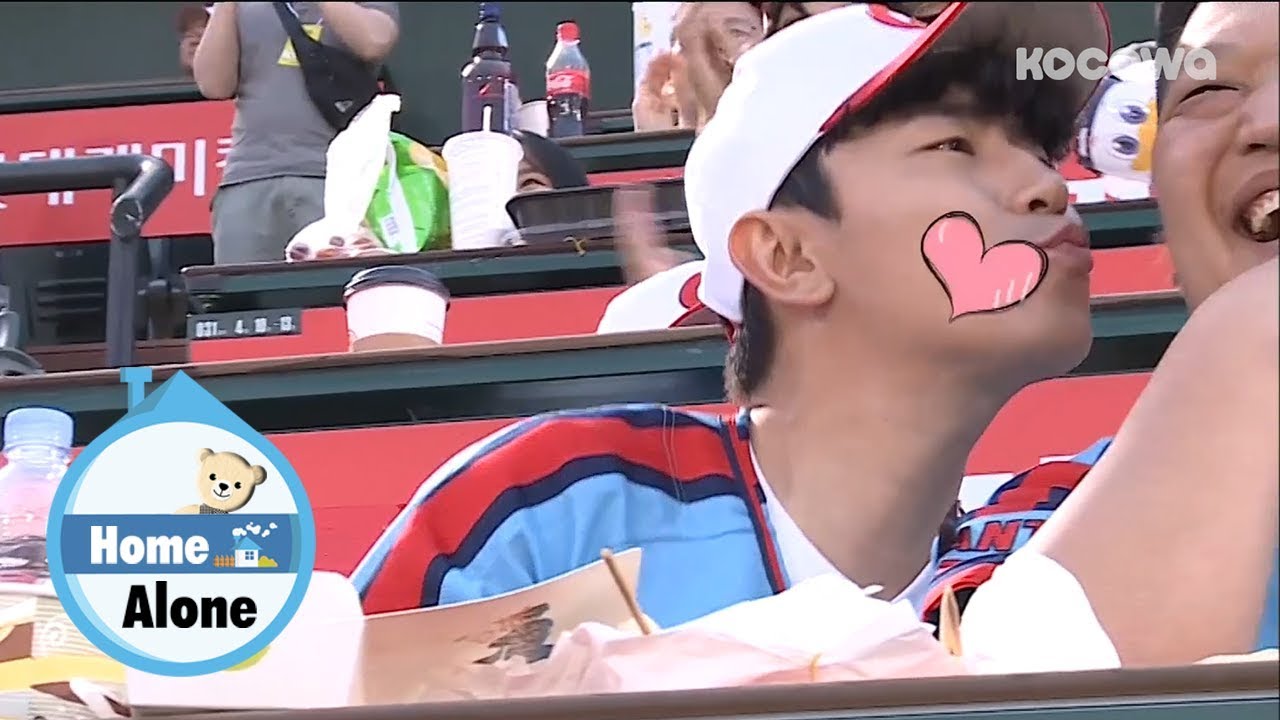 It's Time For The Kiss Cam.. And Lee Si Eon Appeared On The Screen ...