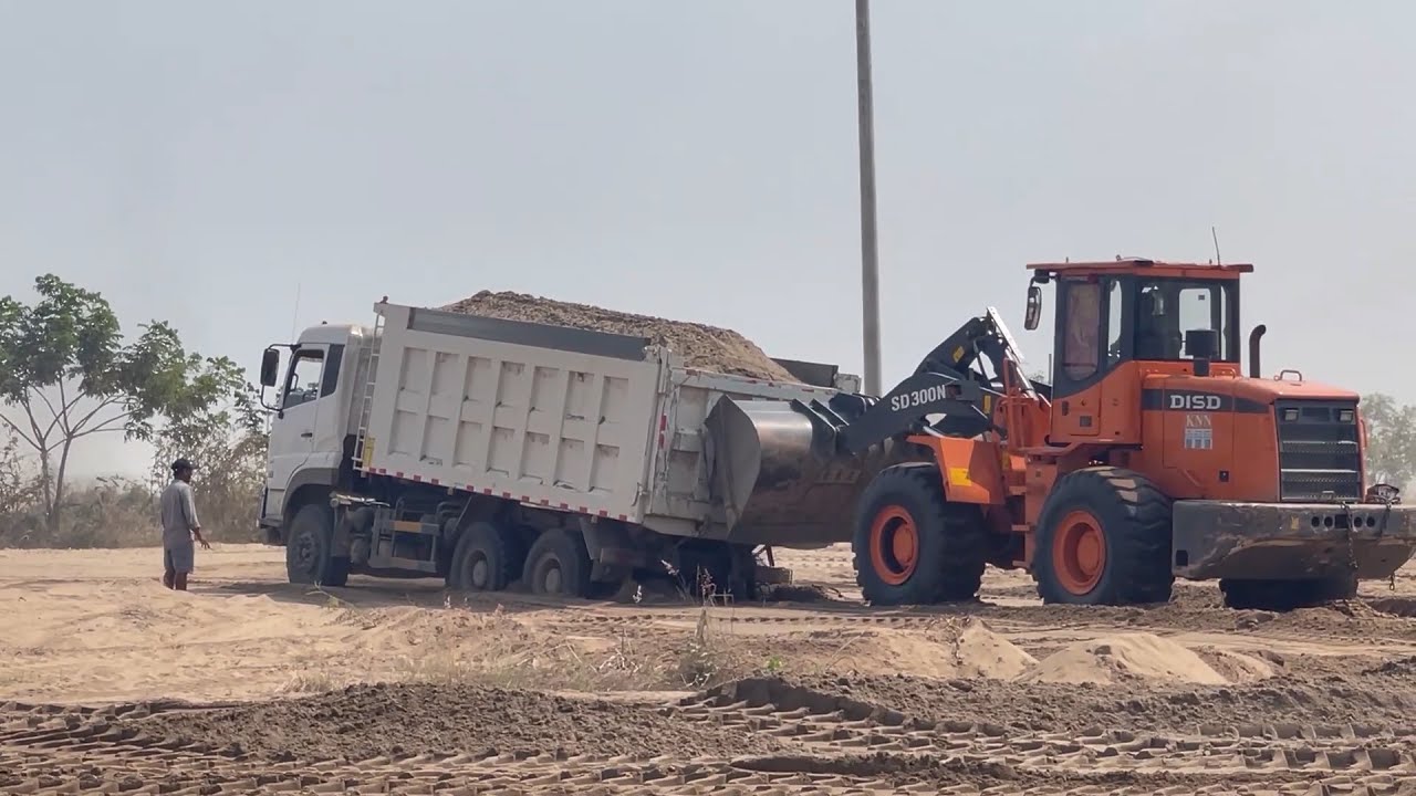Sand pushing extreme operator Big wheel loader Matador ml50 & Doosan ...