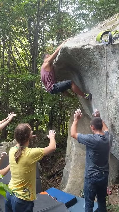 Bratilesti Bouldering "Hai Sictir!" 7C/+ George M. - YouTube