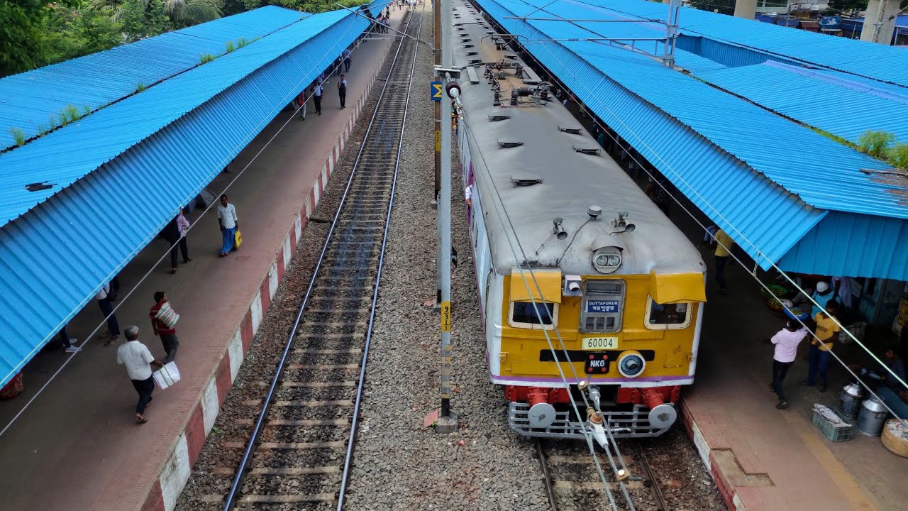 Sealda Madhyamgram local train was crossing from Dum Dum Junction ...