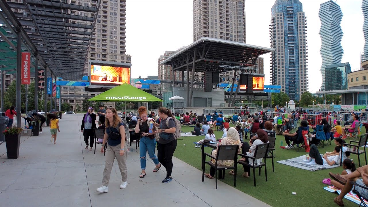 [4K] Walking to Celebration Square in Mississauga, Movie Night - YouTube
