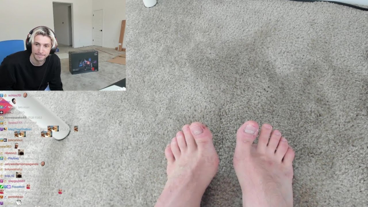 xQc likes showing his feet - YouTube