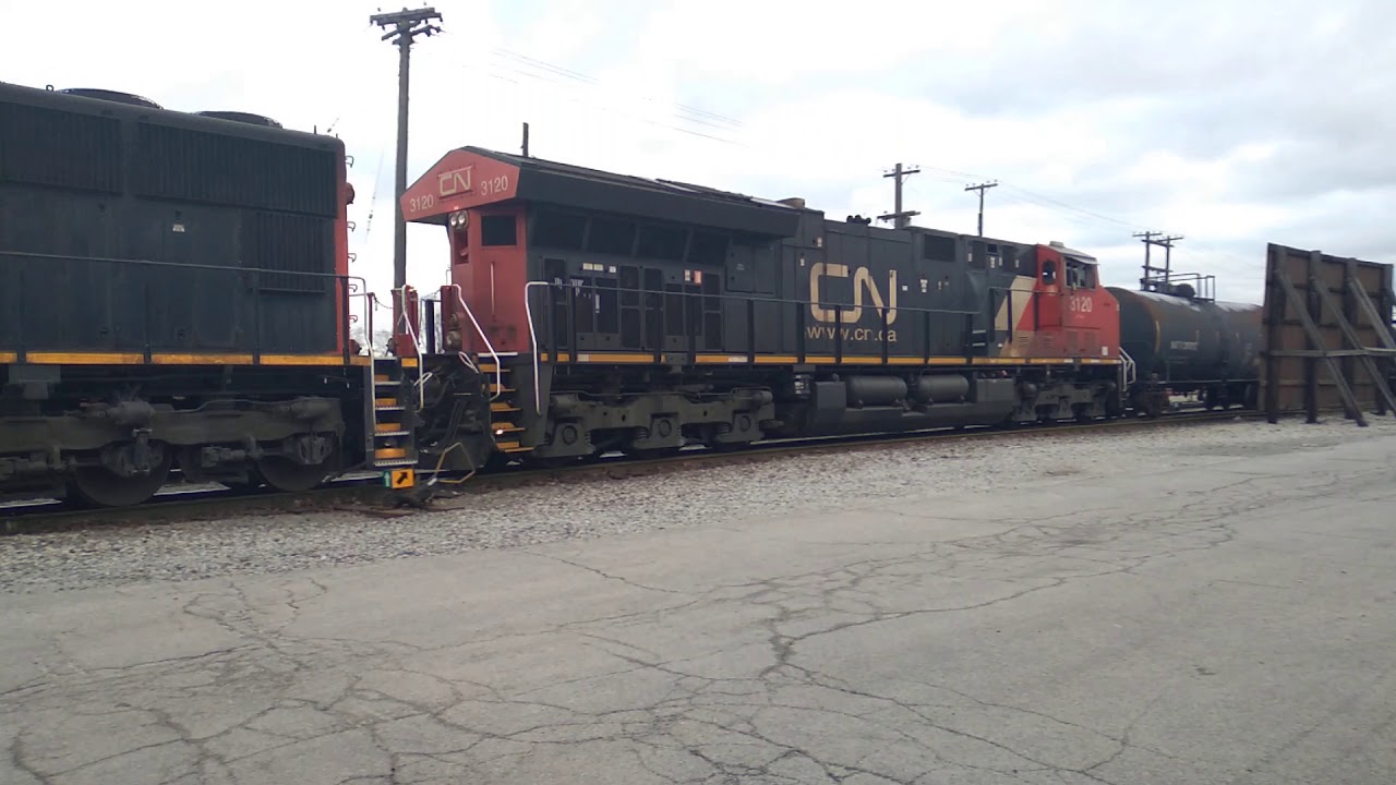 CN 5689 going supa fast into Markham Yard - YouTube