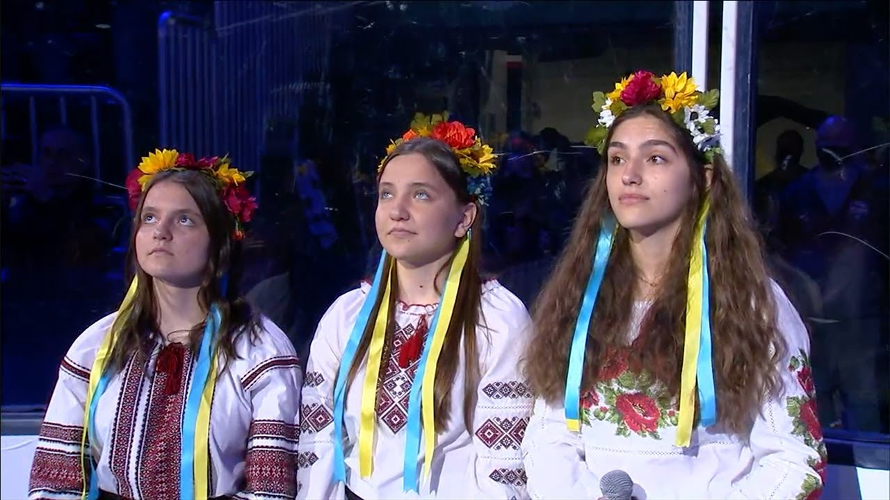 Members of the Ukrainian Cultural Association sing the National Anthem ...