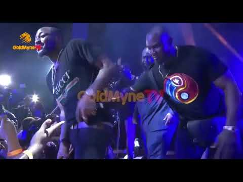 Female Fans grabbing Davido's balls while performing - GoldmyneTV