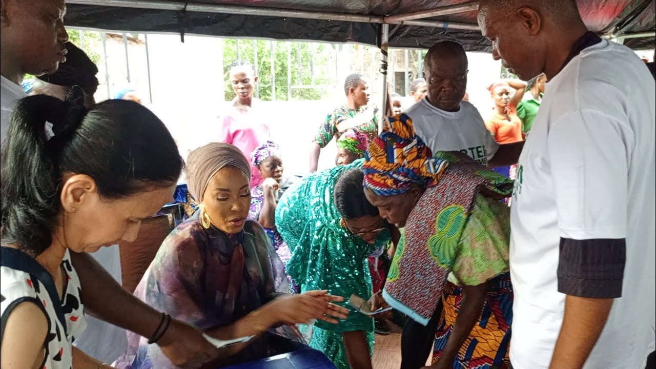 Chief Mrs ANN USIAGU-MURAINA GIVE OUT RICE, CLOTHES AND MONEY TO SOME ...