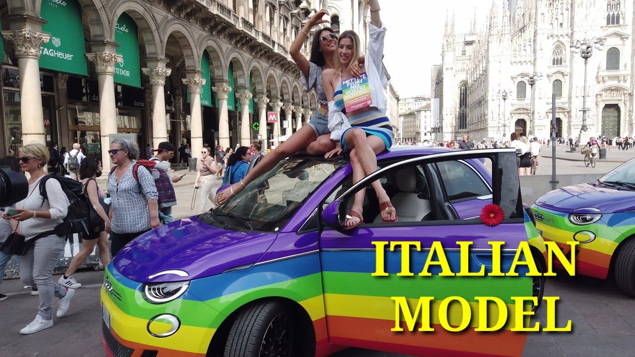 Two beuatifull Italian ladies Model car show 500 Fiat piazza Duomo in ...