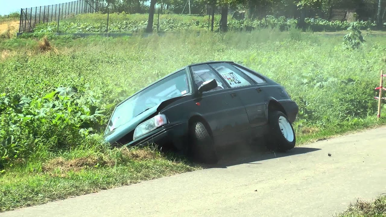 Car drifting around corner ends up in ditch - YouTube