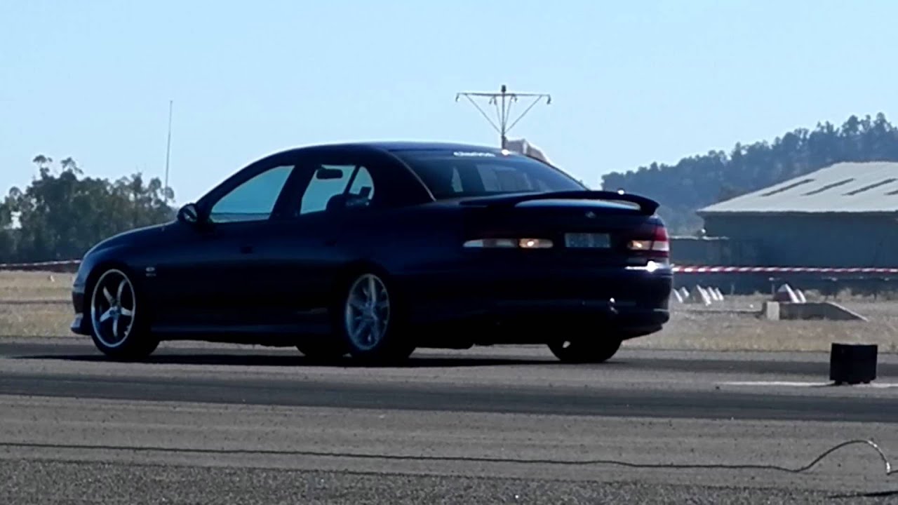 vt ls1 v8 commodore big burnout - YouTube