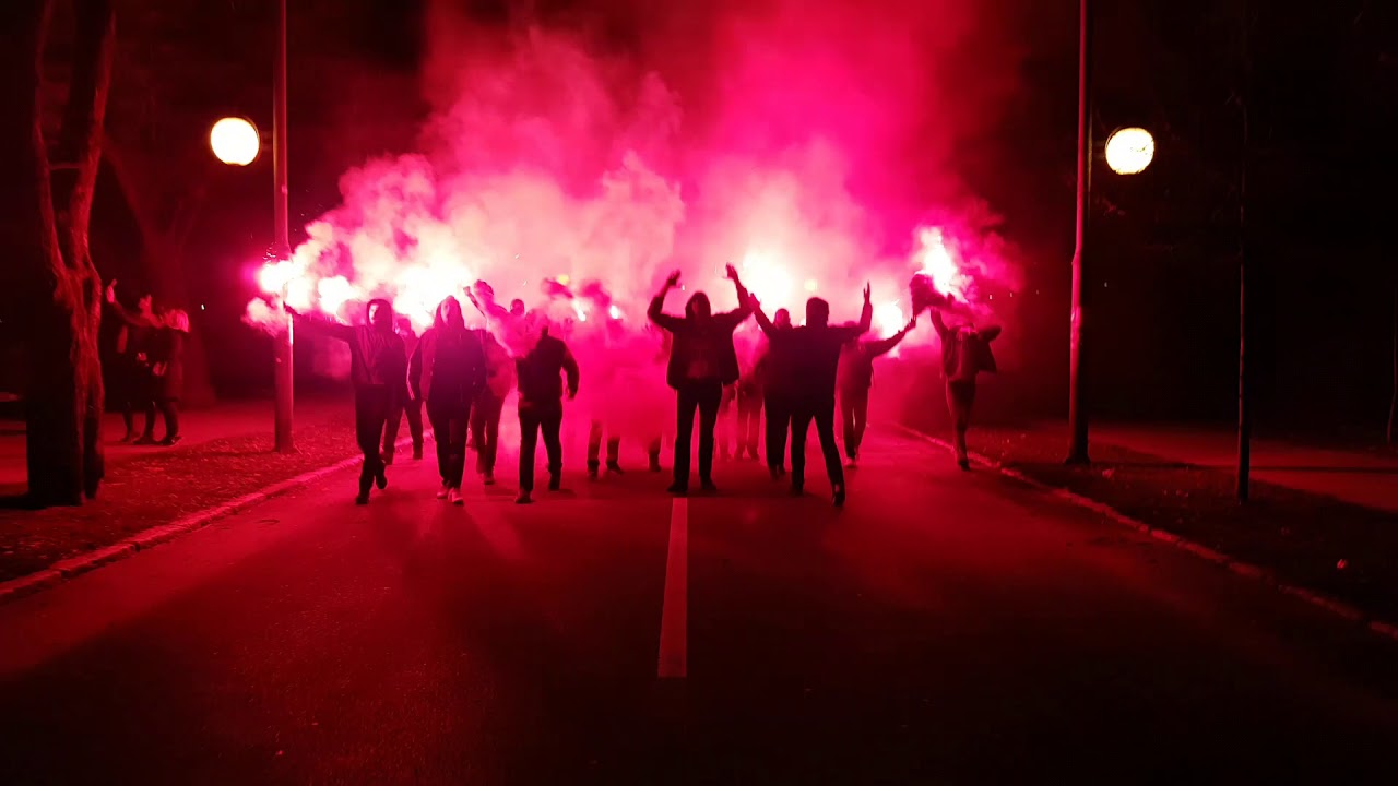 Mlađi Manijaci prilikom dolaska na proslavu 30. godišnjice grupe - YouTube