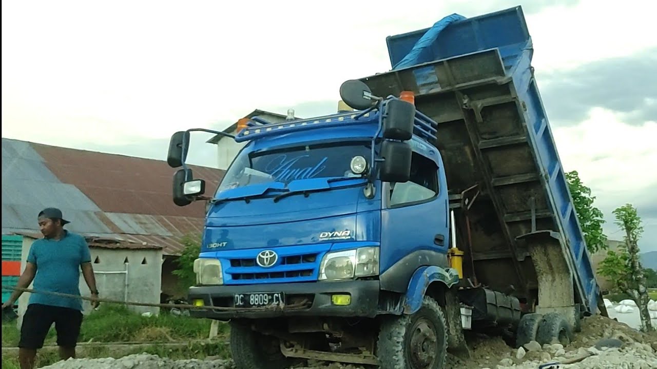 Mobil tongkang dam truk dumper gadi bongkar muatan jomplang - YouTube