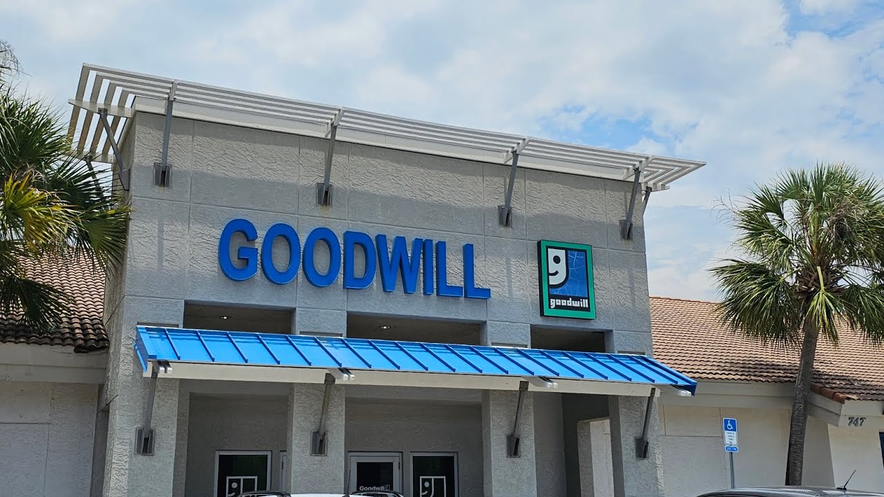 FULLY STOCKED! Thrift with me at GOODWILL! - YouTube