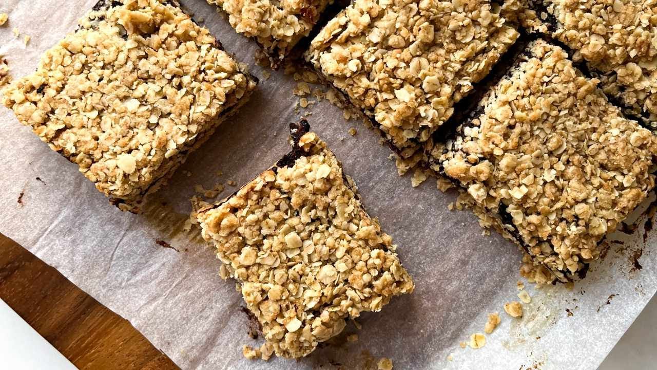 How to make Date Bars | Cooking with Zahra - YouTube