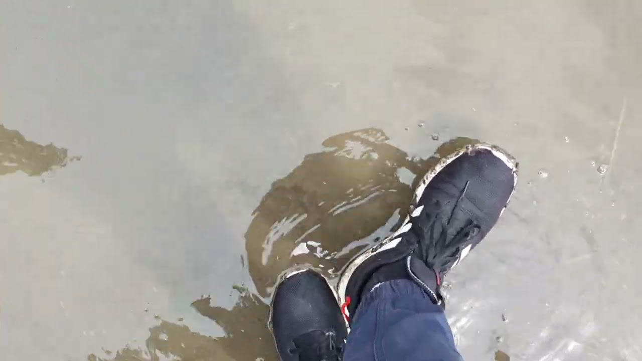 Walking trough water pit after stomping Bananas - YouTube