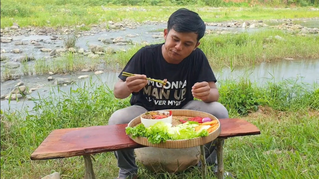 hot food 🔥😋. ឆាក្ដៅអណ្ដាតគោ និងទេសភាពនៅមាត់ស្ទឹងស្រស់ស្រាយ 🍃🌾 @SHH-Chef pu hon chef Ep05 - YouTube