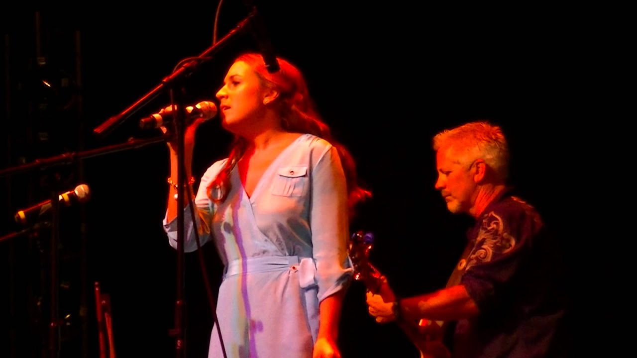 Sara Dew-Right Now - YouTube