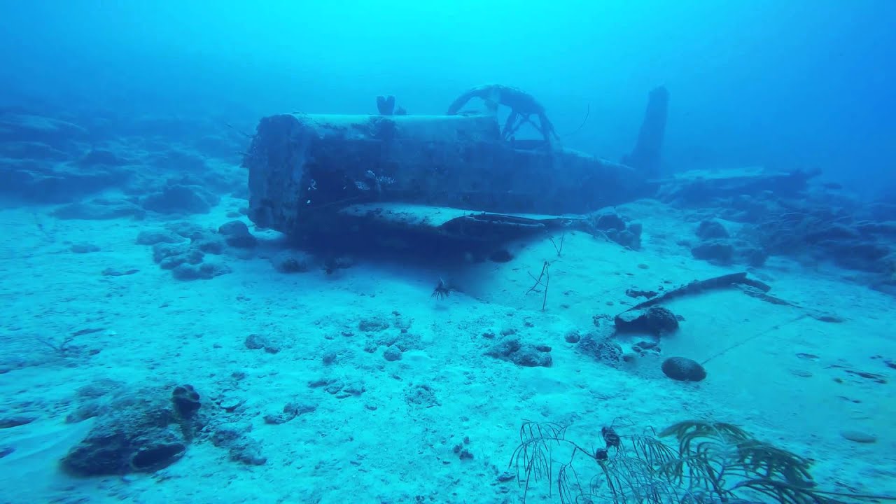 Plongée sur Epave Avion - YouTube