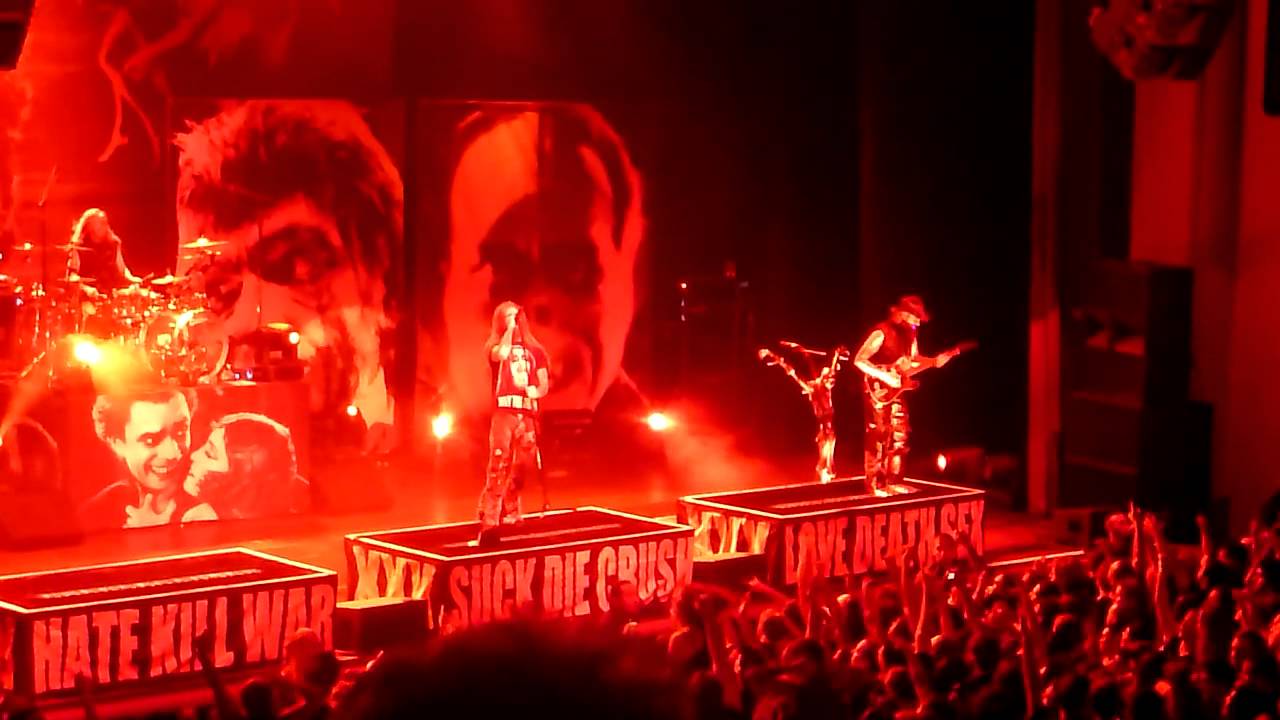 Rob Zombie (Calls a fan out & Fan Jumps On Stage) live @ the City ...
