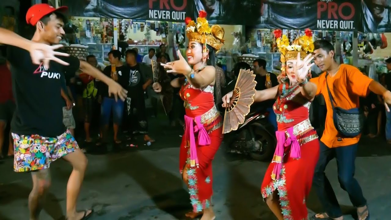 Goyang wik wik wik on the street - YouTube