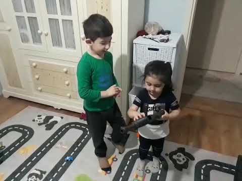 Eğlenceli Çocuk Videosu. Elif Zümra ve Ömür Arkadaşıyla Oyun Oynuyorlar.