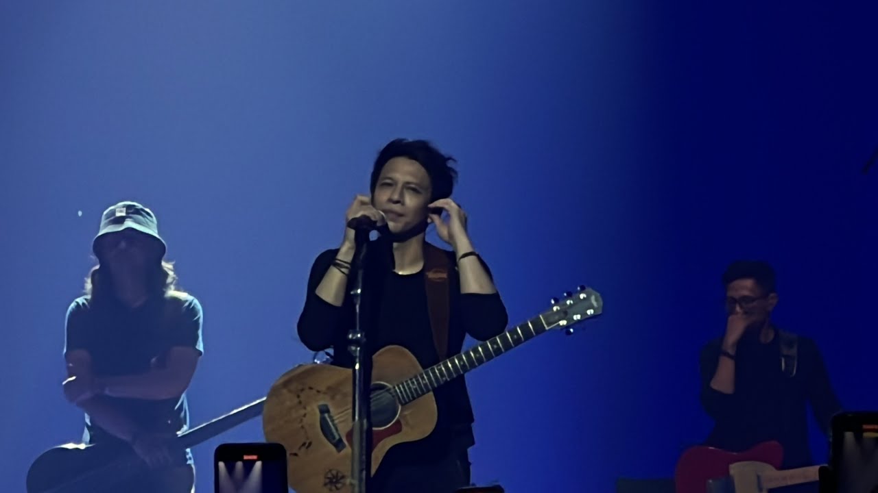 Menemaniku Noah Live KL Mega Star Arena KL - YouTube