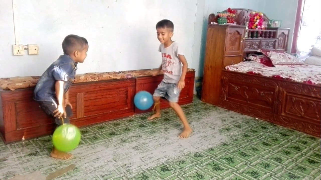 Two Kids Win-Win Balloon Stomping-Game For Kids - YouTube