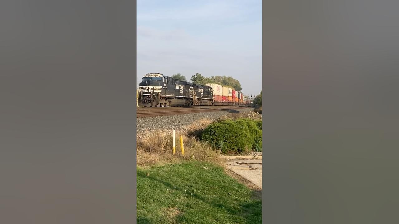 NS 4110 “P3 Horn” leading NS WB Intermodal at Goshen Indiana - YouTube