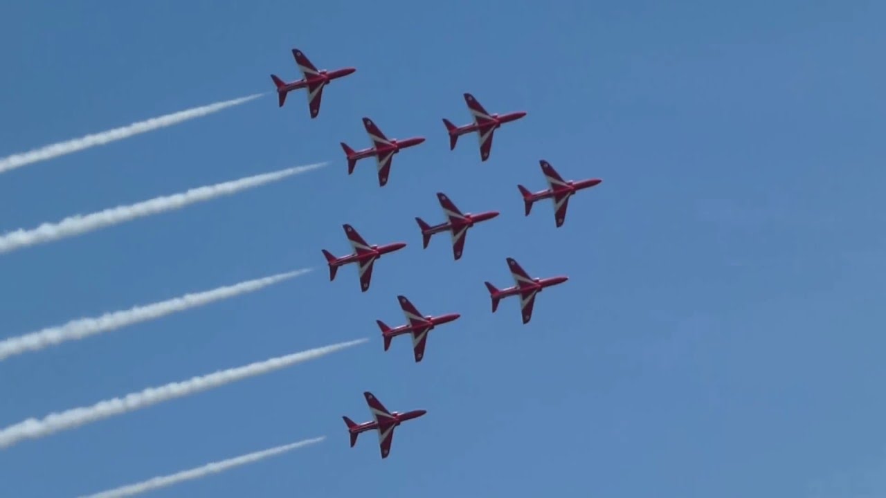 Red Arrows Flypast - YouTube