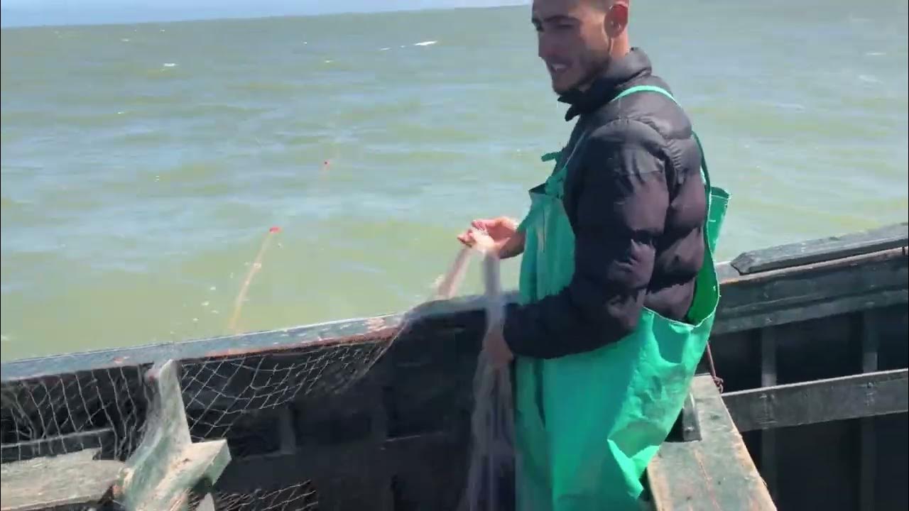 شاهد طريقة رمي الشباك في البحر لصيد السمك - YouTube