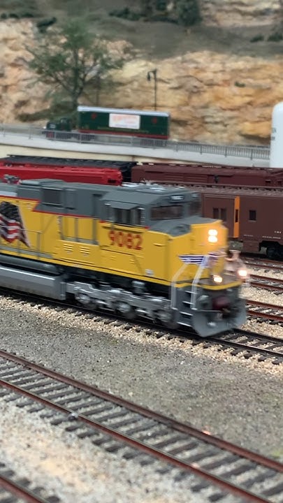 UP 9082 passing Clarke Center #modeltrains #funrun #hoscale #texas #dcc #fun #unionpacific # ...
