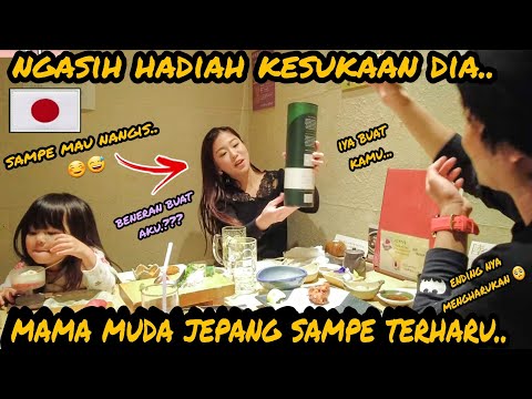 NGASIH HADIAH KESUKAAN MAMA MUDA JEPANG !! SAMPE DIA NYA MAU NANGIS TERHARU ...  !!!