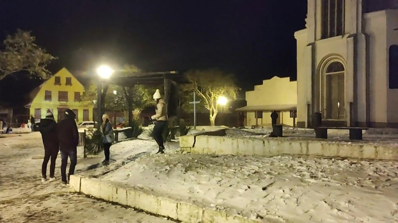 Unusual snowfall in the south of Brazil | AFP - YouTube